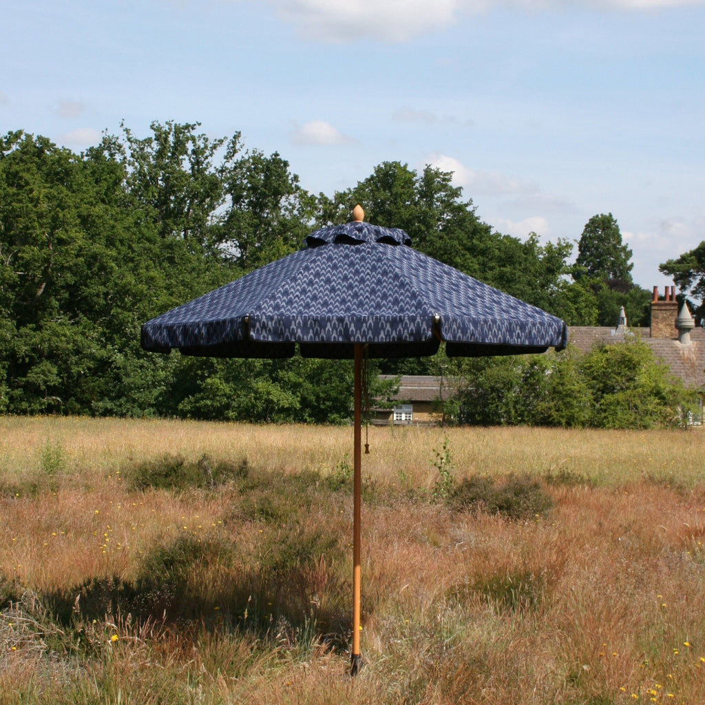 Navy blue Cowley parasol with valance – Plia Parasols